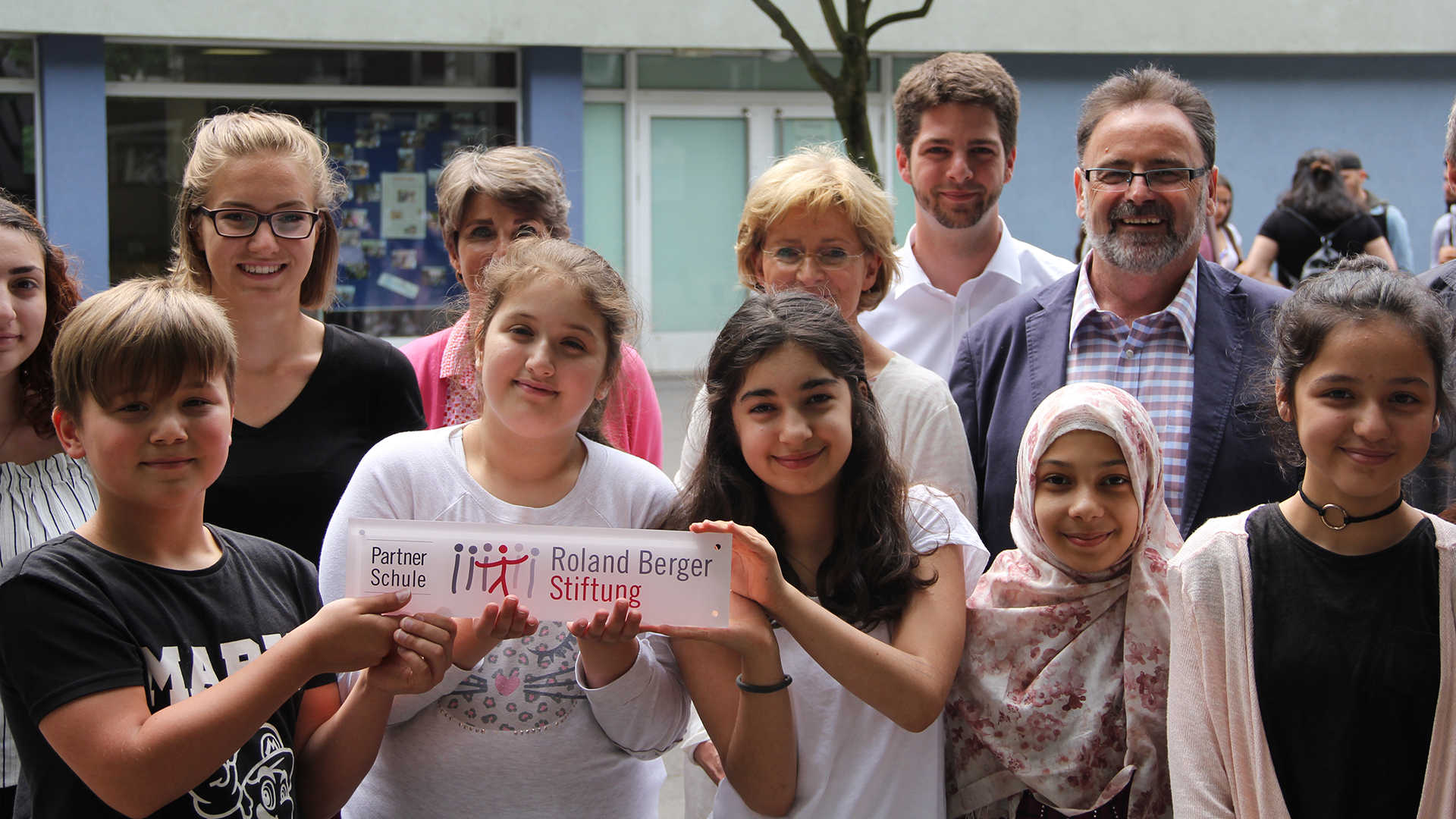 EHKG und Roland Berger Stiftung besie­geln Partner­schaft – Elly-Heuss ...